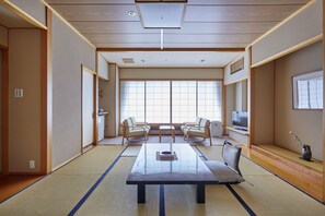 Quarto Superior (Japanese Style with Open-Air Bath) | Cofre no quarto 