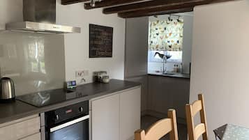 Geladeira, micro-ondas, cooktop, cafeteira/chaleira