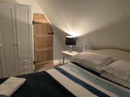 Quarto casal, suíte | Ferros/tábuas de passar roupa, berço de viagem, Wi-Fi de cortesia