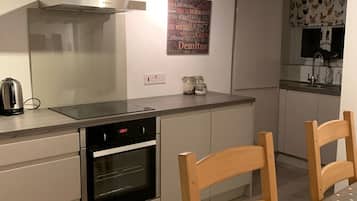 Um frigorífico, um micro-ondas, uma placa de cozinha