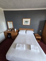 Quarto casal standard, suíte | Individualmente decorados, individualmente mobiliados, escrivaninha