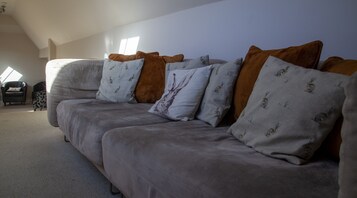 Apartamento executivo | Área de estar | TV de tela plana