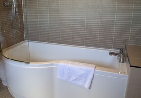 Produtos de toalete grátis, secador de cabelo, toalhas de banho