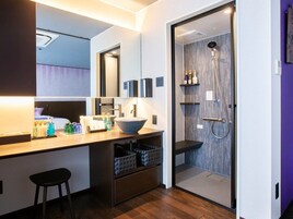 Quarto quádruplo, várias camas, para não fumantes (Japanese Western Room) | Banheiro | Produtos de toalete grátis, secador de cabelo, chinelos, bidê