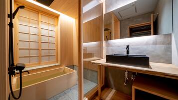 Quarto luxo, para não fumantes (Japanese Style Room) | Banheiro | Banheira e chuveiro separados, chuveiro com efeito de chuva