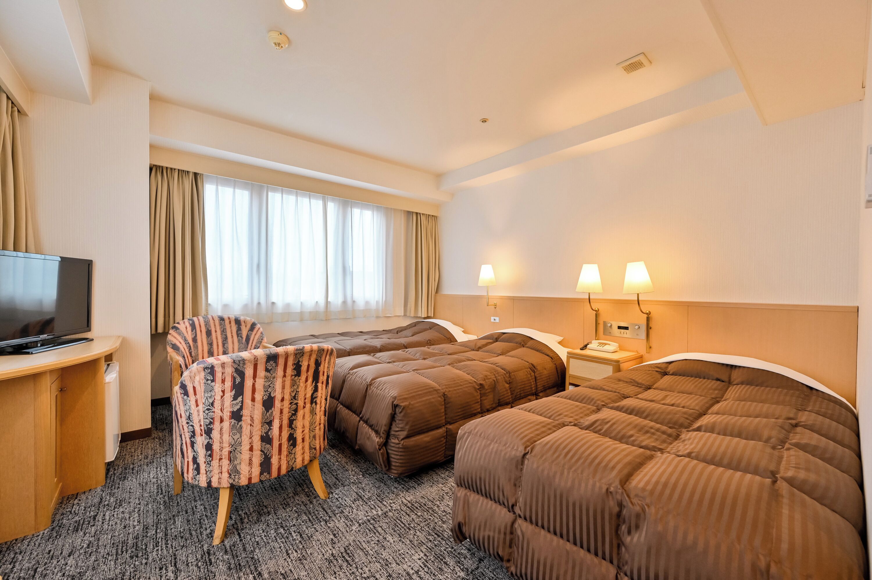 Quarto Triplo Standard, não fumadores | Secretária, Wi-fi grátis, roupa de cama fornecida 