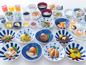 Pequeno-almoço tipo buffet diário (1800 JPY por pessoa) 