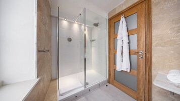 Quarto Twin Deluxe | Casa de banho | Um polibã, produtos de higiene exclusivos, um secador de cabelo 
