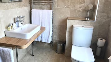 Um polibã, produtos de higiene exclusivos, um secador de cabelo