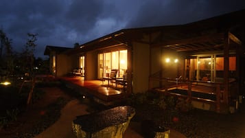 Fachada do alojamento (tarde/noite)