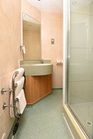 Quarto casal standard | Banheiro | Produtos de toalete grátis, secador de cabelo, toalhas de banho