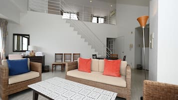 Quarto Deluxe, não fumadores, vista para o oceano (Maisonette) | Sala de estar | Televisor LCD