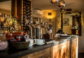 Serve café da manhã e almoço 