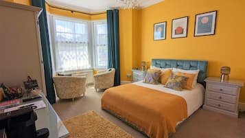 Quarto de Luxo, 1 cama king-size | Roupa de alta qualidade, minibar, com decoração personalizada