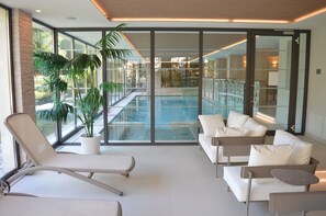 Piscina interior, espreguiçadeiras 