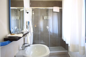 Quarto triplo econômico | Banheiro | Chuveiro, produtos de toalete grátis, secador de cabelo, bidê