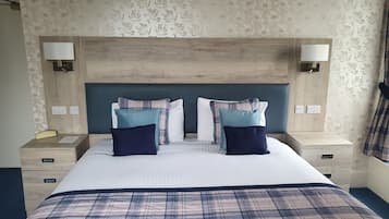 Quarto Duplo ou Twin Deluxe | Secretária, cortinas/cortinados opacos, ferro/tábua de engomar
