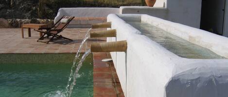 Piscina externa, guarda-sóis, espreguiçadeiras