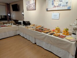 Pequeno-almoço continental diário (8 EUR por pessoa) 