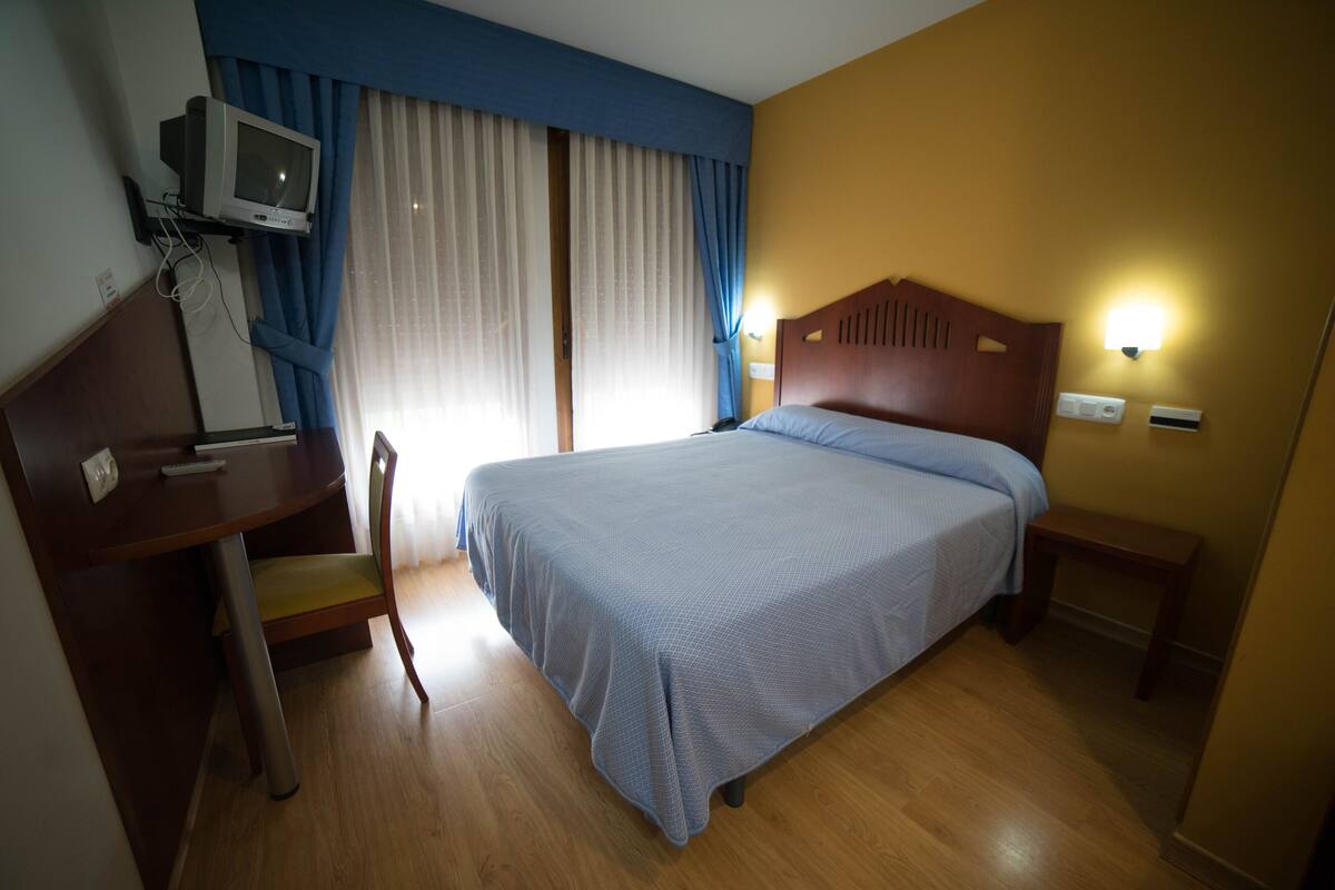 Frigobar, cofres nos quartos, escrivaninha, quartos à prova de som