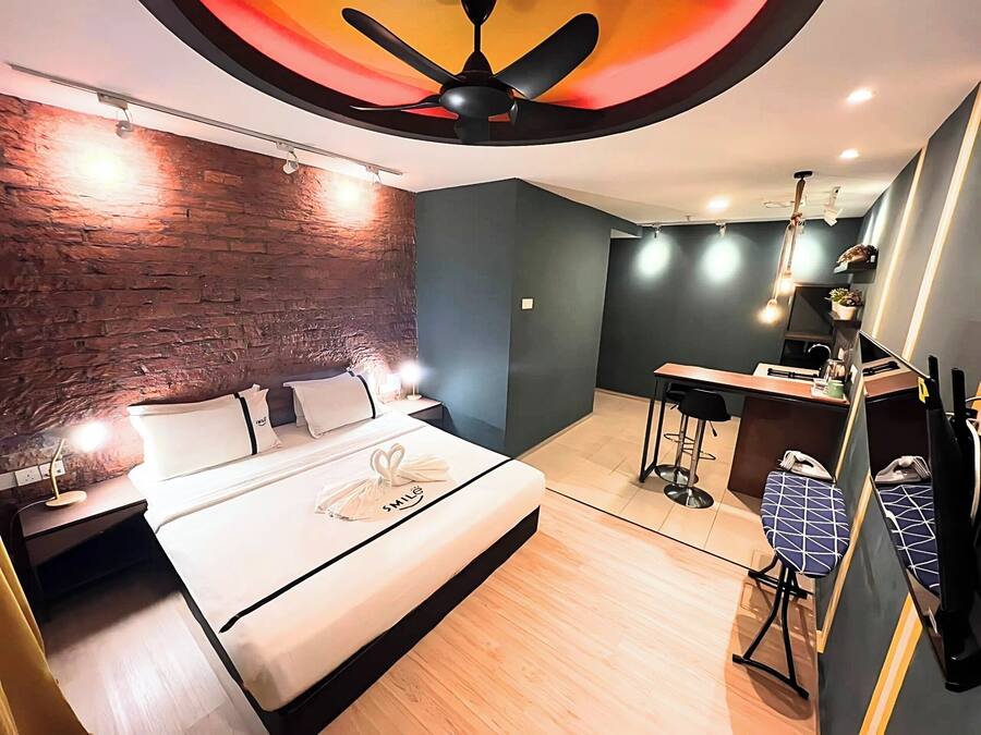 Estúdio | Cofres nos quartos, escrivaninha, ferros/tábuas de passar roupa