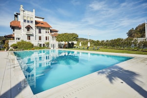 Piscina externa sazonal, espreguiçadeiras