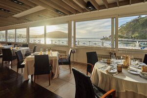 Serviço de almoço e jantar; culinária local, vistas para a praia 