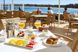 Café da manhã com buffet todos os dias mediante uma taxa