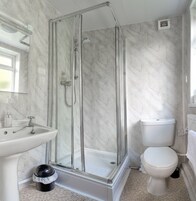 Quarto duplo, 2 camas de solteiro, suíte ( Room 12) | Banheiro | Produtos de toalete biodegradáveis, secador de cabelo, toalhas de banho 