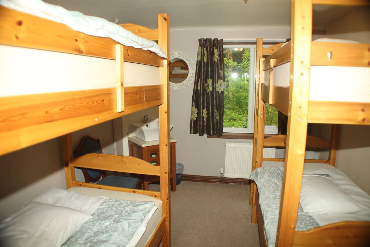 Quarto família, banheiro compartilhado | Quartos à prova de som, Wi-Fi de cortesia, roupa de cama