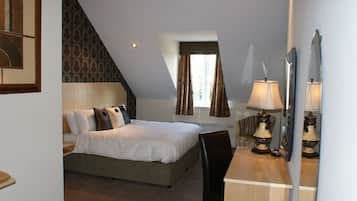 Cofres nos quartos, escrivaninha, ferros/tábuas de passar roupa