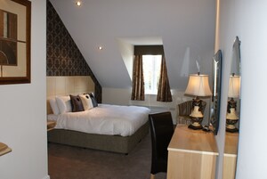 Cofre no quarto, secretária, ferro/tábua de engomar 