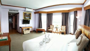 Roupas de cama premium, frigobar, cofres nos quartos, escrivaninha