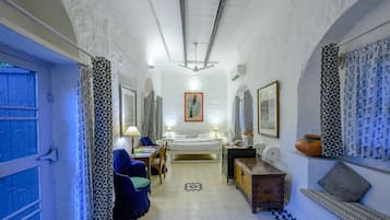 Quarto casal ou duplo | Frigobar, escrivaninha, Wi-Fi de cortesia, roupa de cama