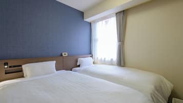 Quarto Twin Económico | Secretária, cortinas/cortinados opacos, ferro/tábua de engomar