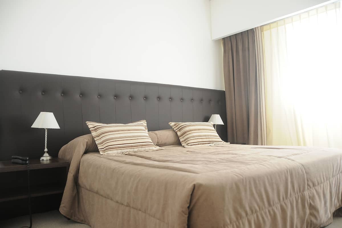 Quarto casal superior, 1 cama de casal | Cofres nos quartos, escrivaninha, quartos à prova de som, berços grátis