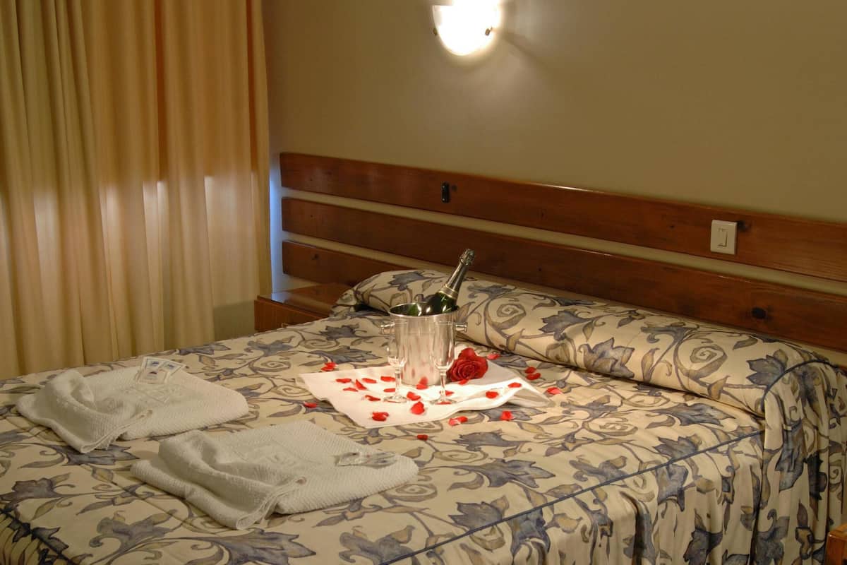 Cofre no quarto, secretária, quartos insonorizados