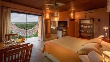 Camas de colchão pillowtop, minibar, com decoração personalizada