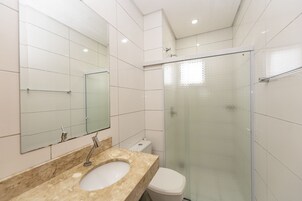 Chuveiro, secador de cabelo, toalhas de banho 