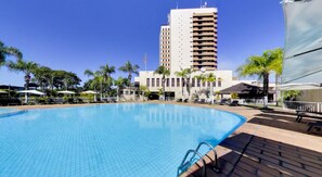 2 piscinas exteriores, guarda-sóis, espreguiçadeiras 