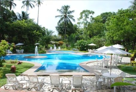 Piscina exterior. Hotel 7 Colinas