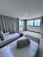 Quarto elite | Individualmente decorados, escrivaninha, cortinas blackout