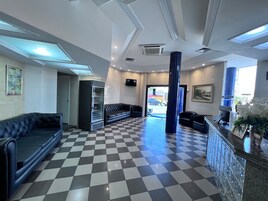 Área de estar no saguão