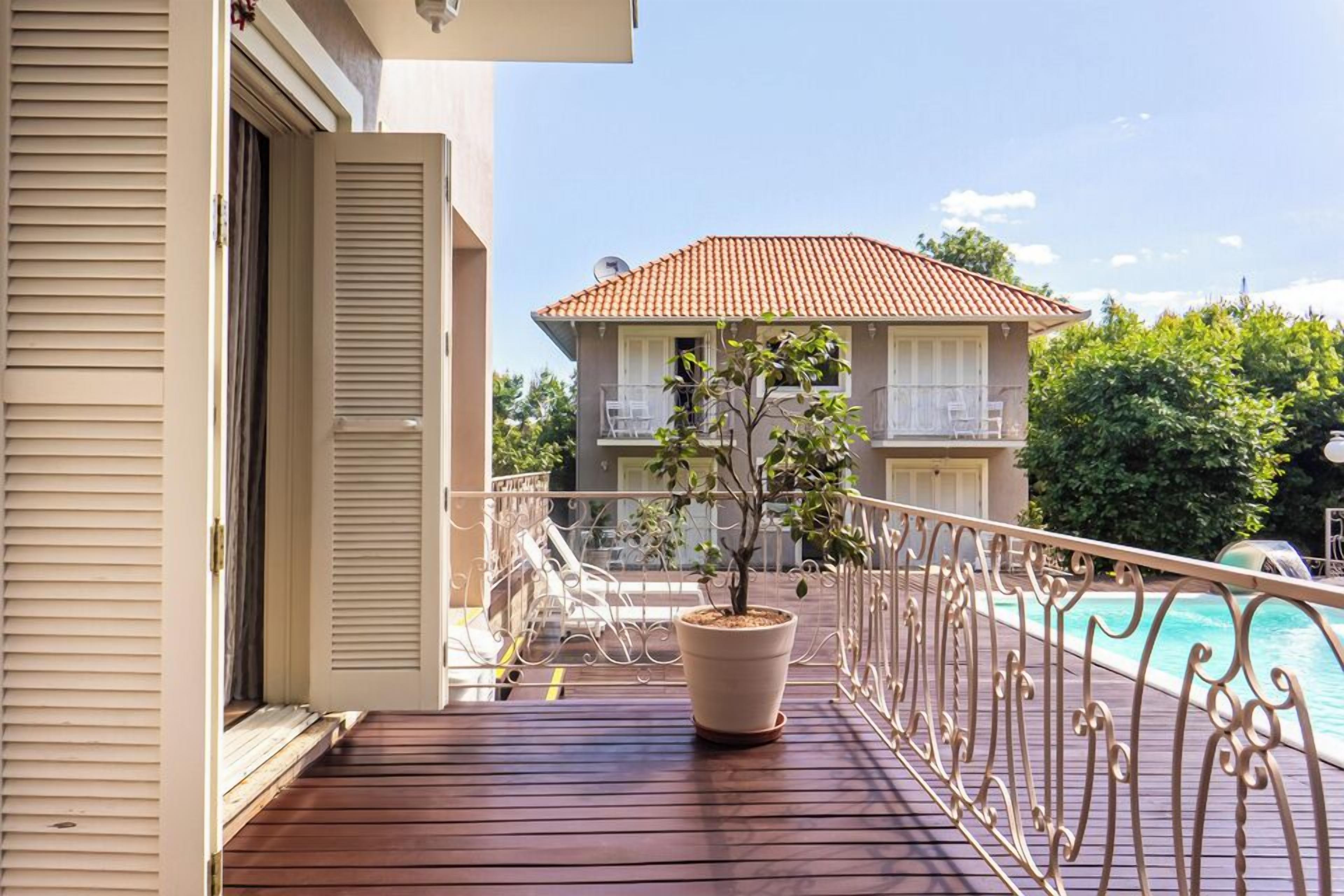 Suite Luxo Tripla | Roupas de cama premium, frigobar, individualmente decorados