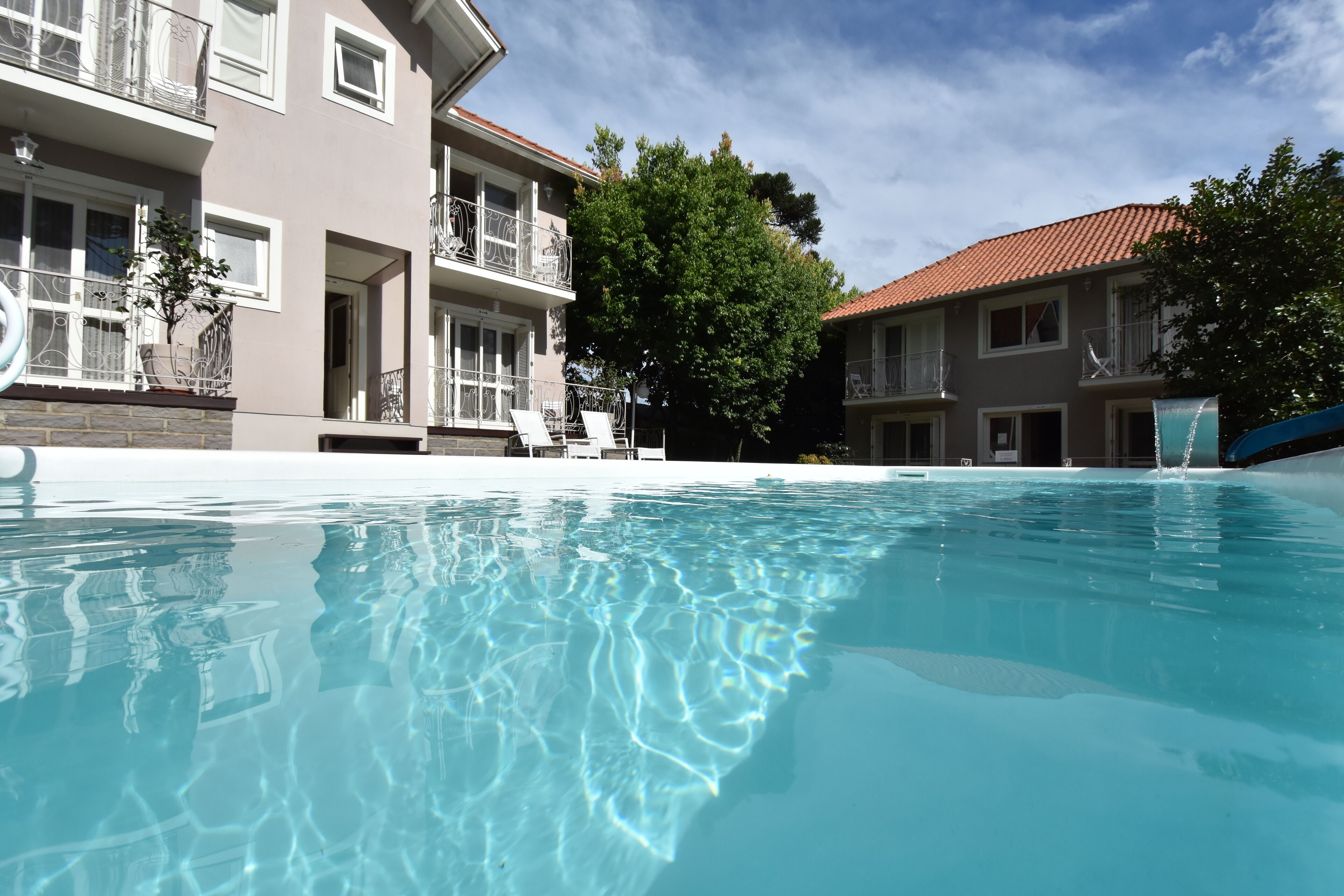 Piscina externa, funciona das 10h às 20h, espreguiçadeiras