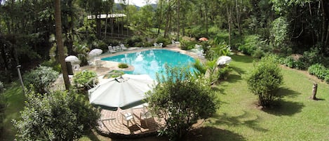 Piscina exterior, espreguiçadeiras