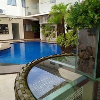 Piscina externa, espreguiçadeiras