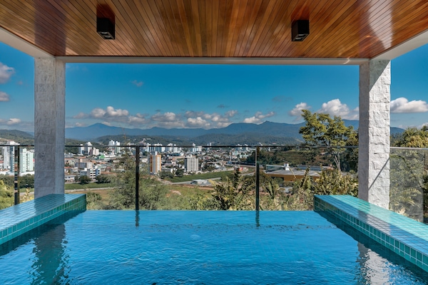 Piscina exterior, guarda-sóis, espreguiçadeiras