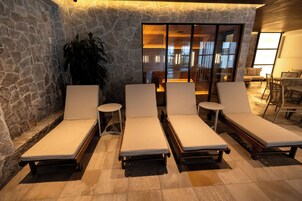 Piscina externa, guarda-sóis, espreguiçadeiras