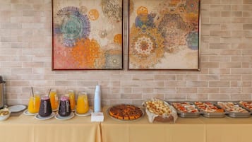 Café da manhã com buffet grátis todos os dias
